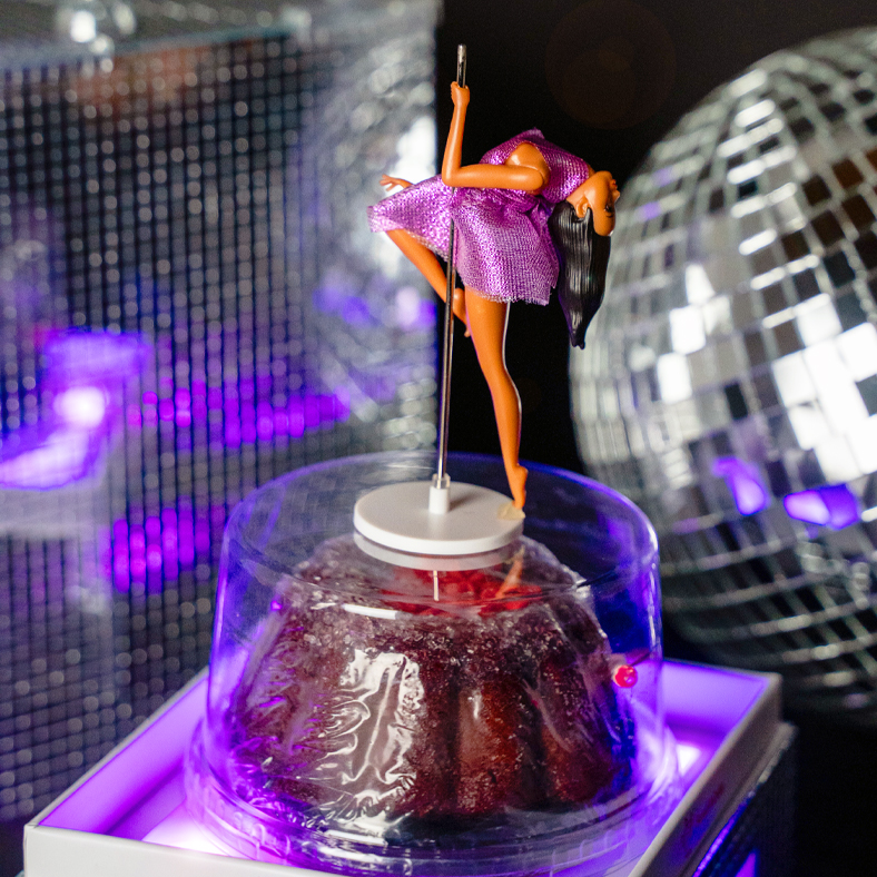 The Showtime Surprise Box | Delivery Nationwide | SendaCake.com